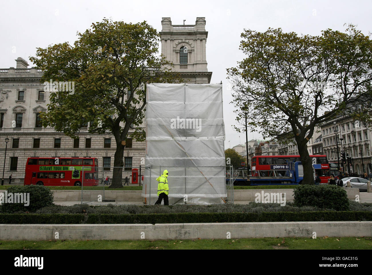 Standalone statue hi-res stock photography and images - Alamy