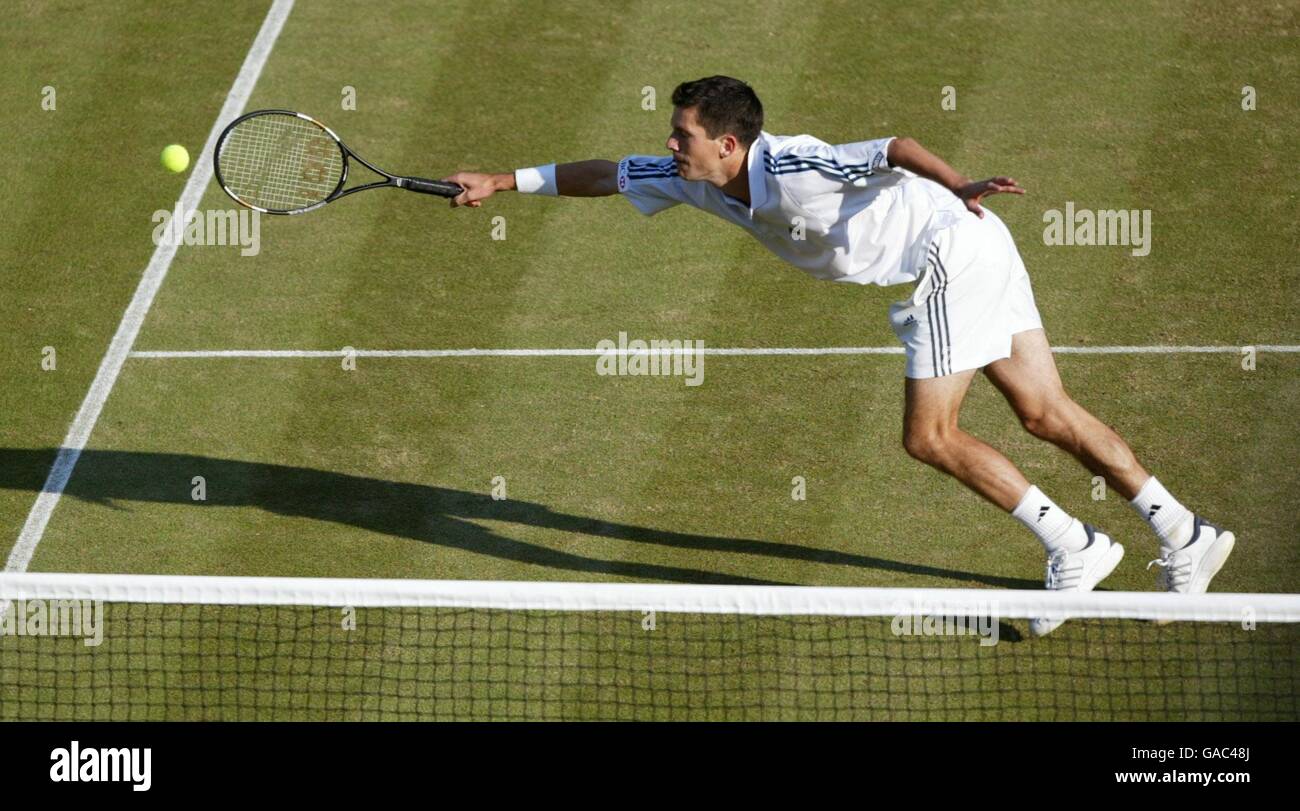 Tim henman wimbledon 2002 hi-res stock photography and images - Alamy