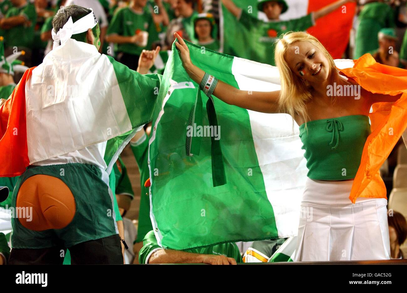 Ireland fan cheers on her team hi-res stock photography and images - Alamy