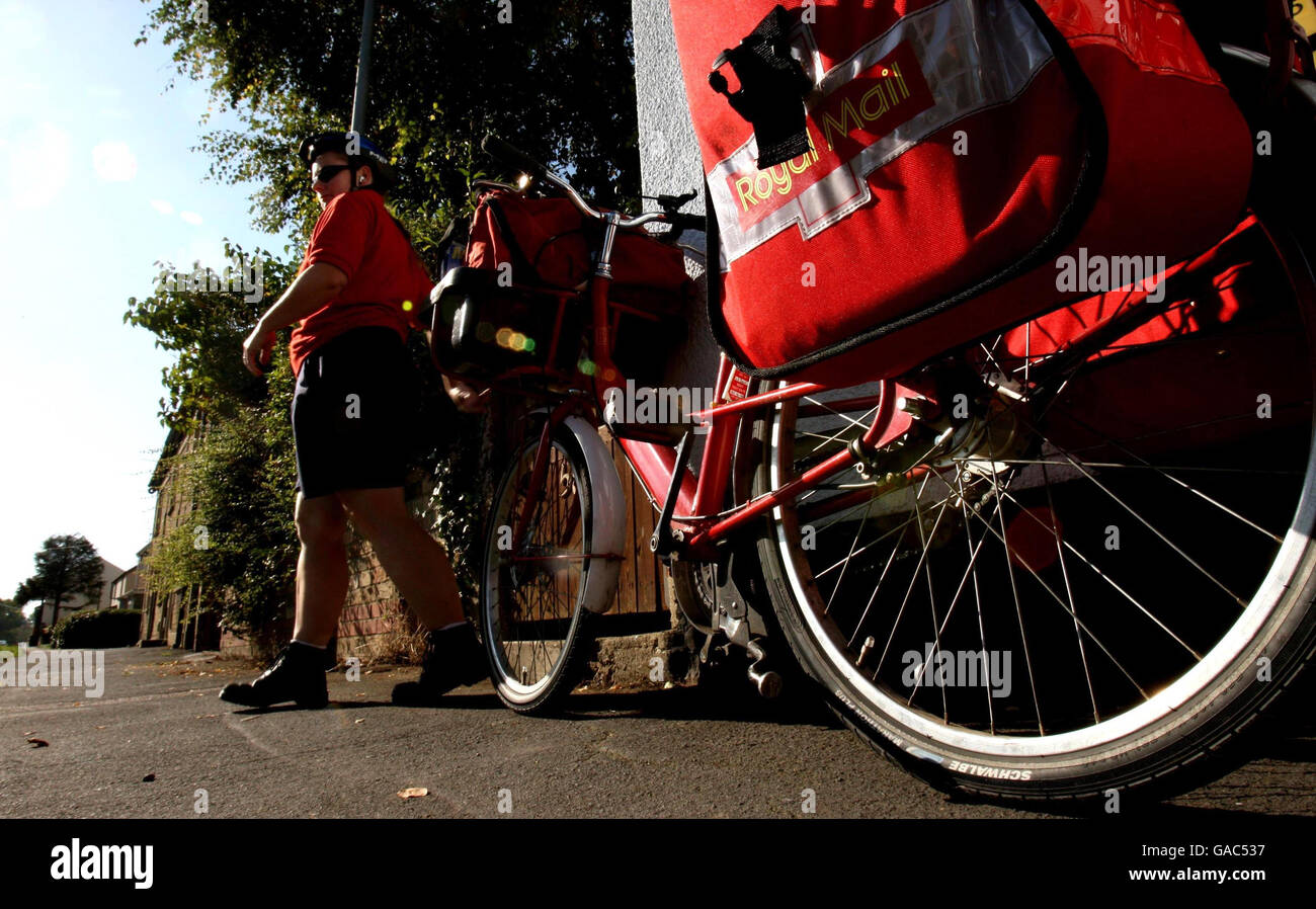 Royal mail uniform uk hi-res stock photography and images - Alamy