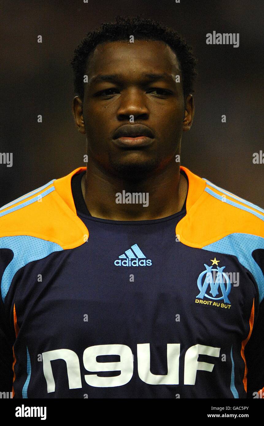 Marseille goalkeeper steve mandanda hi-res stock photography and images ...
