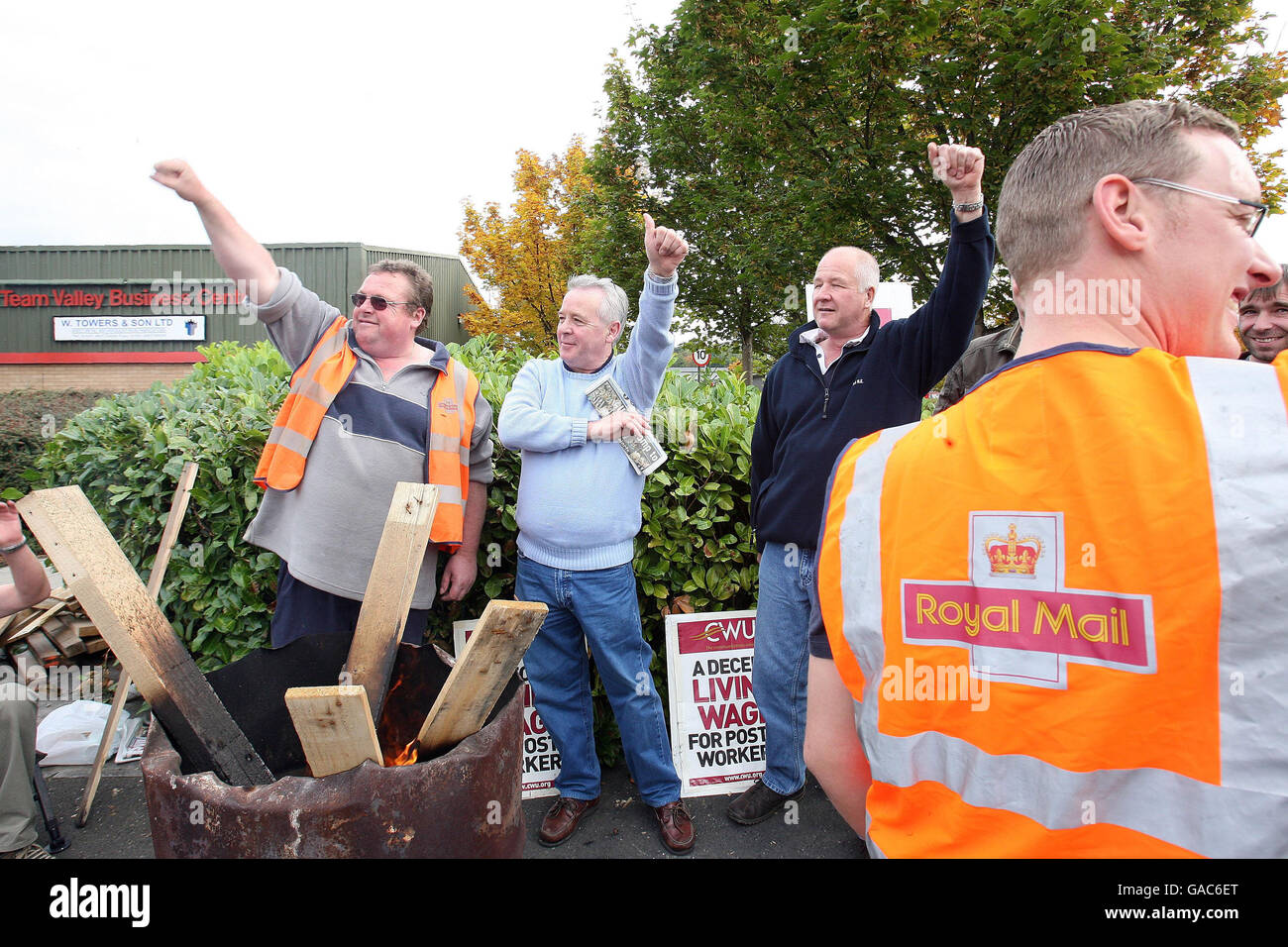 Royal mail workers keep the strike going at the Team Valley industrial ...