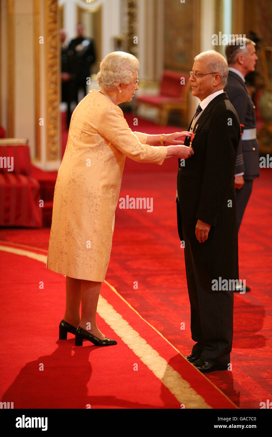 Receives an obe from the queen at buckingham palace hi-res stock ...
