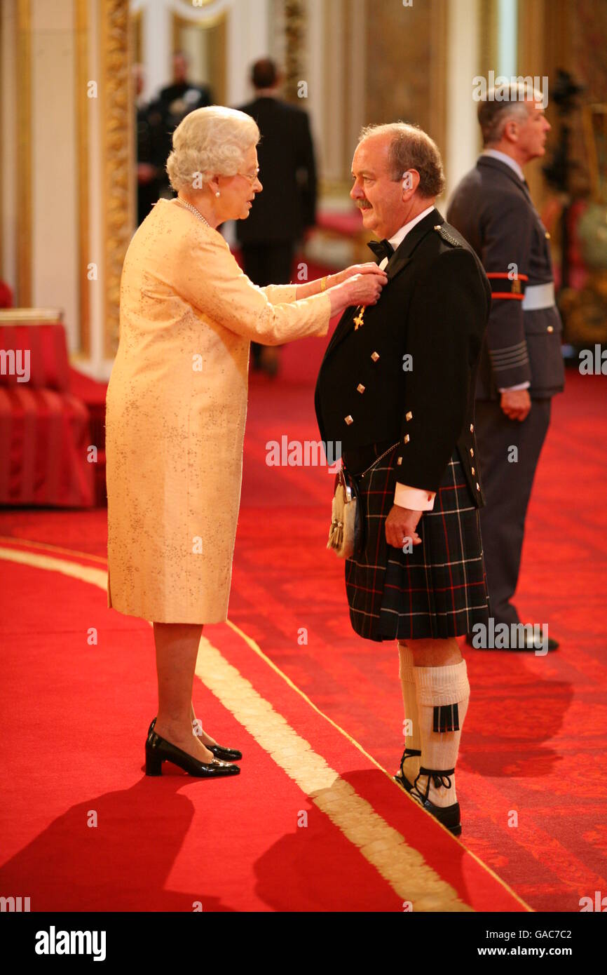 Mr william mckinlay receives obe queen buckingham palace hi-res stock ...
