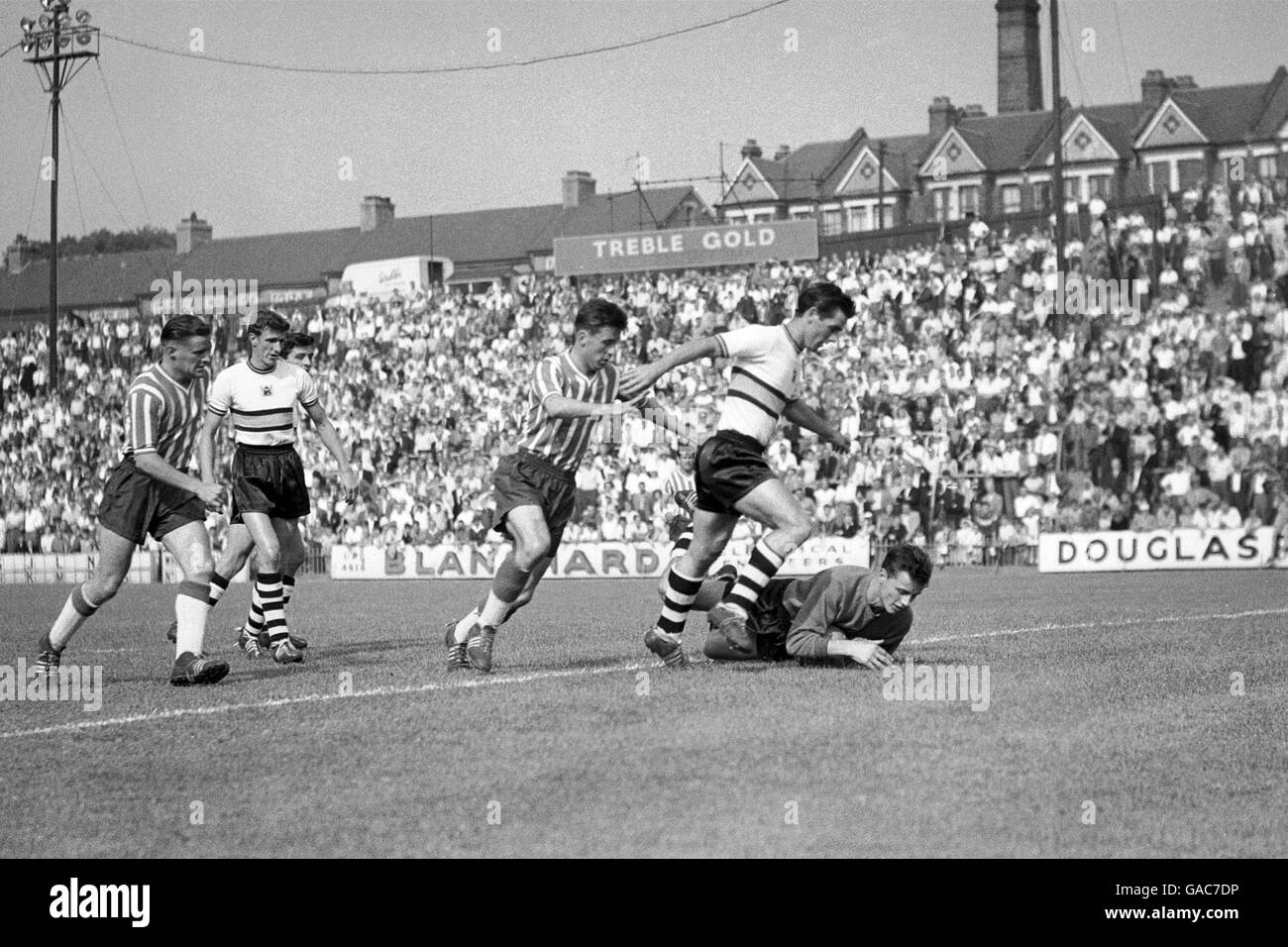 Crystal Palace's Len Choules (second l) watches as teammate Alf Noakes ...