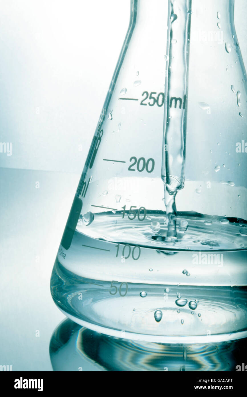 Pouring chemical into flask hi-res stock photography and images - Alamy