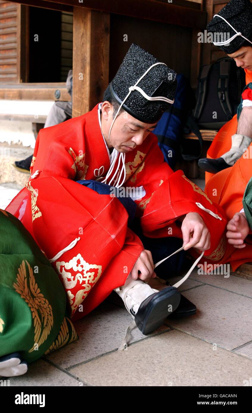 Kemari players tie their laces at the famous fujinomori shrine hi-res ...