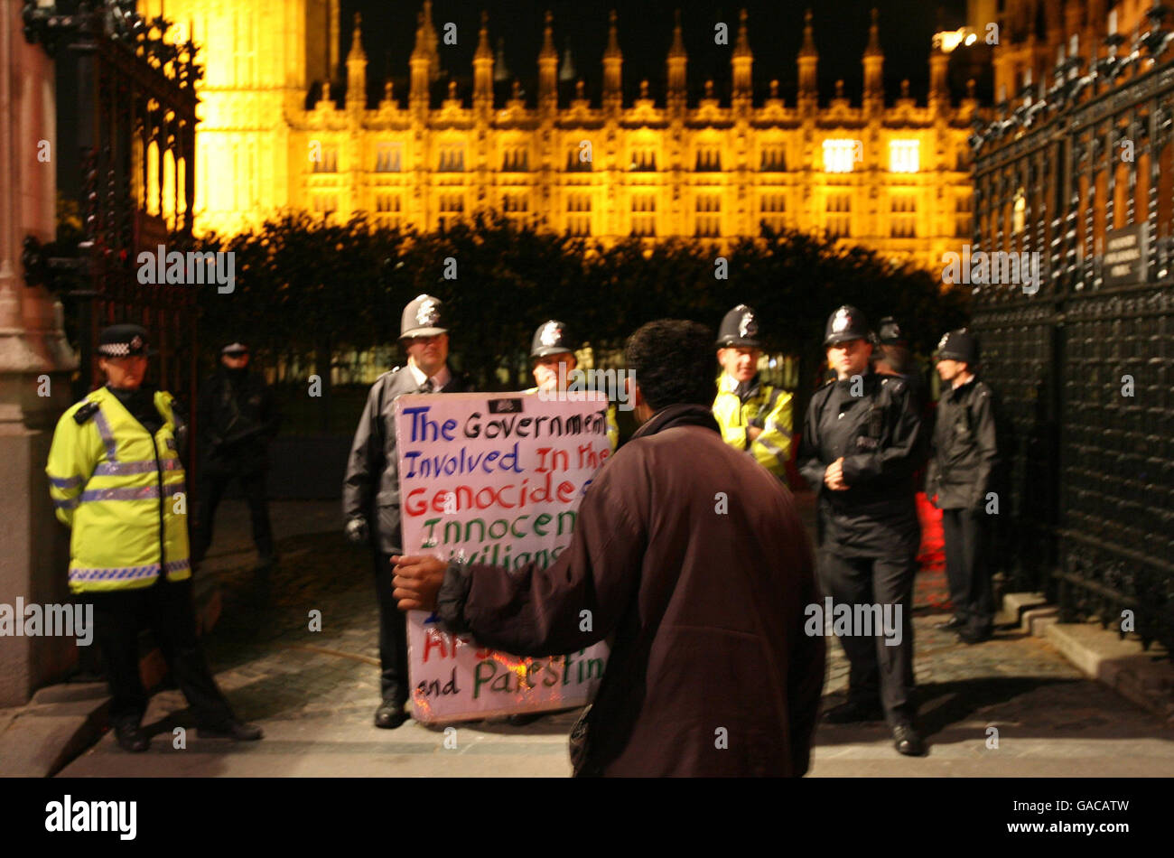 Peace protester hi-res stock photography and images - Alamy