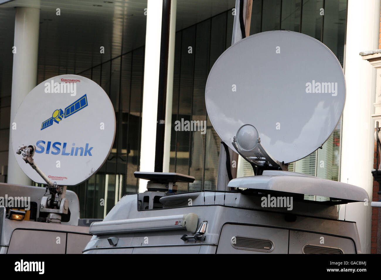 SIS Link dish outside the ITV and ITN headquarters (glass building) in ...