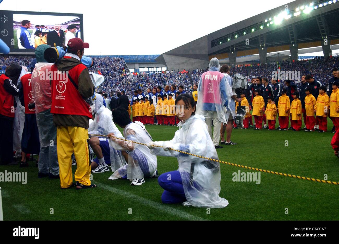 Soccer - FIFA World Cup 2002 - Second Round - Japan v Turkey. Japan and ...
