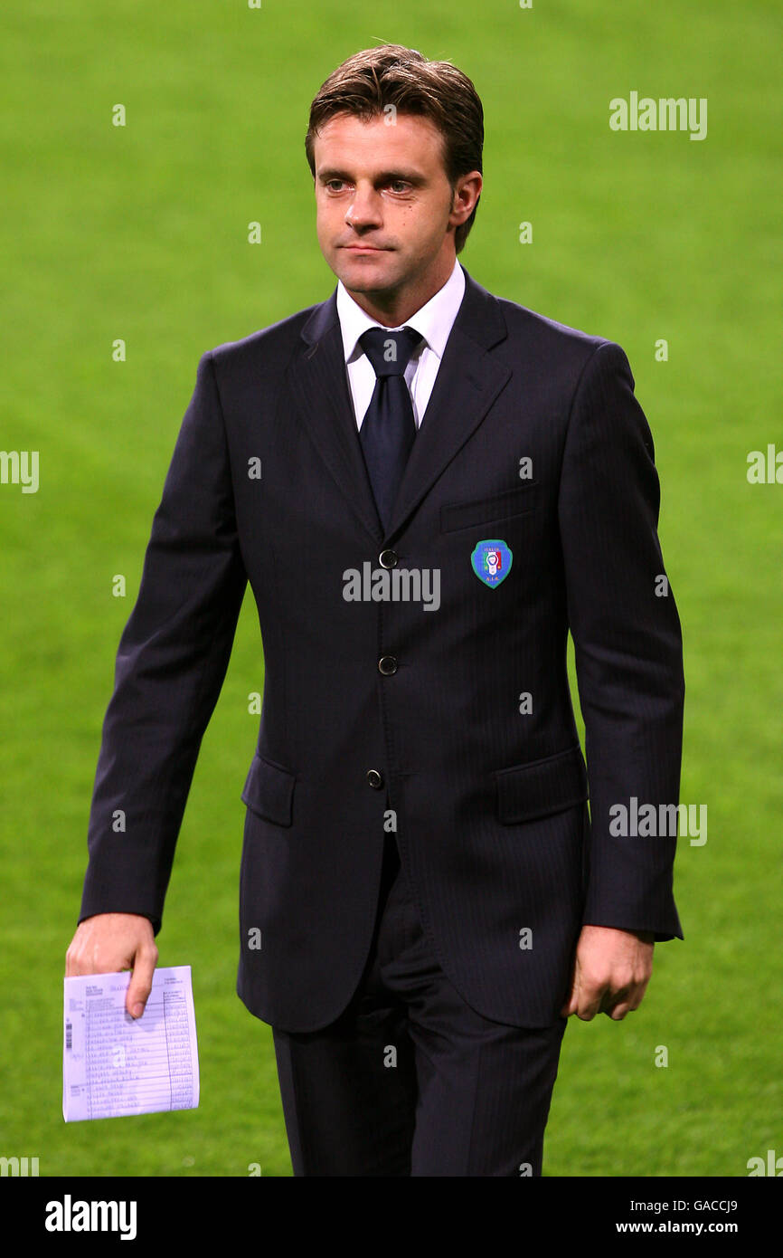 Nicola rizzoli referee hi-res stock photography and images - Alamy