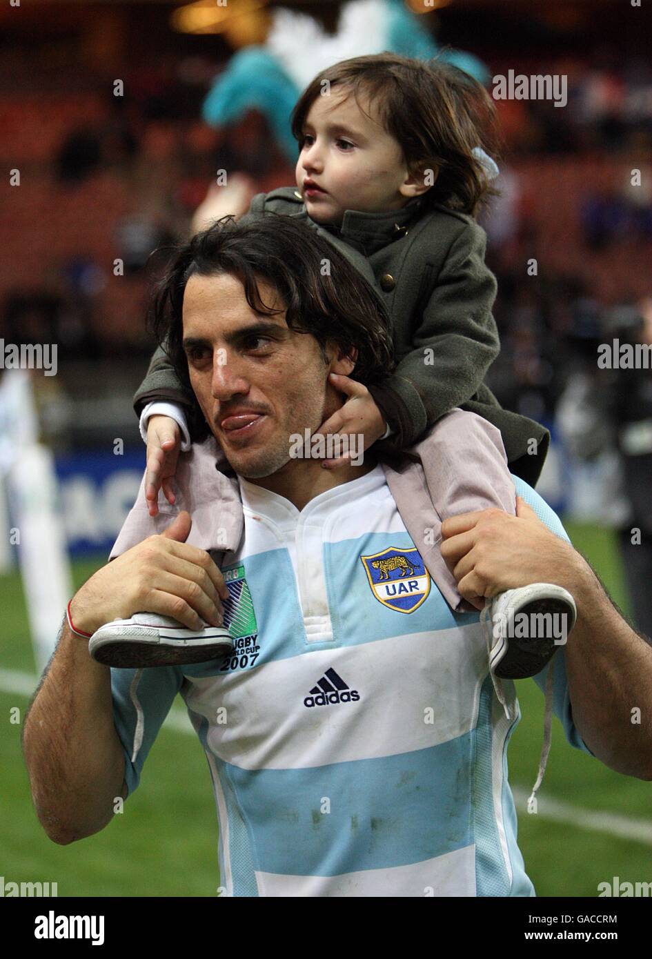 Argentinas agustin pichot celebrates victory with his daughter hi-res ...