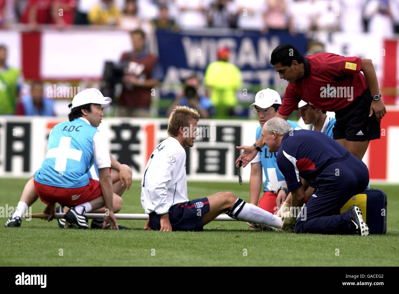 David beckham injury 2002 hi-res stock photography and images - Alamy