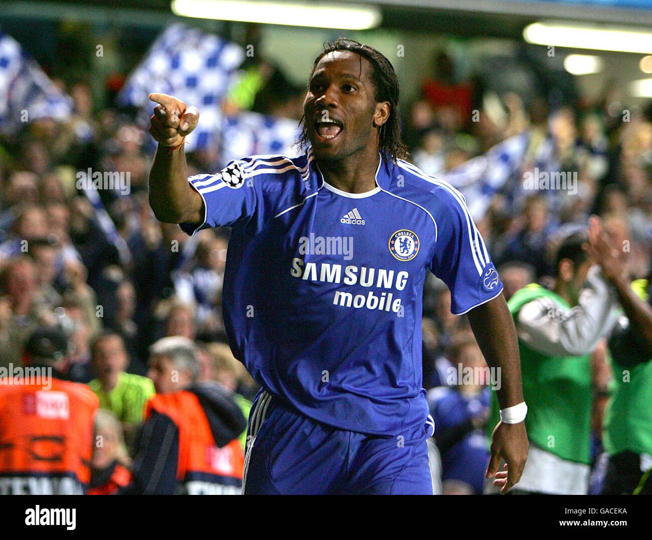 Didier drogba chelsea celebration hi-res stock photography and images ...
