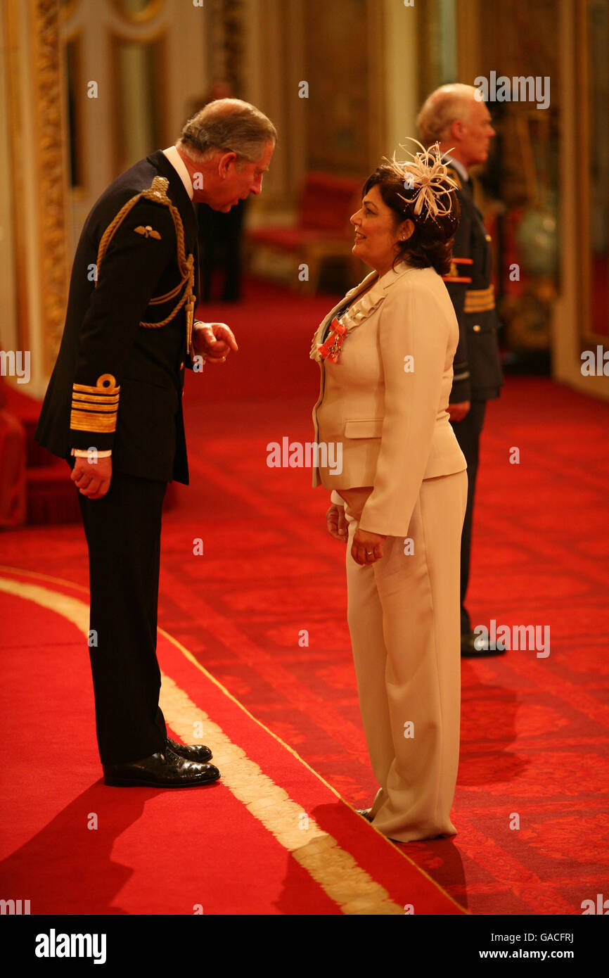 Mrs jasminder grewal osterley made obe prince wales buckingham palace ...