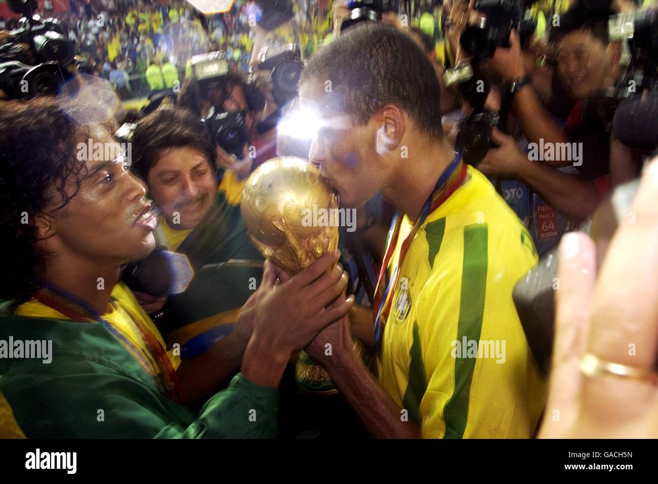 Brazil 2002 world cup trophy hi-res stock photography and images - Alamy