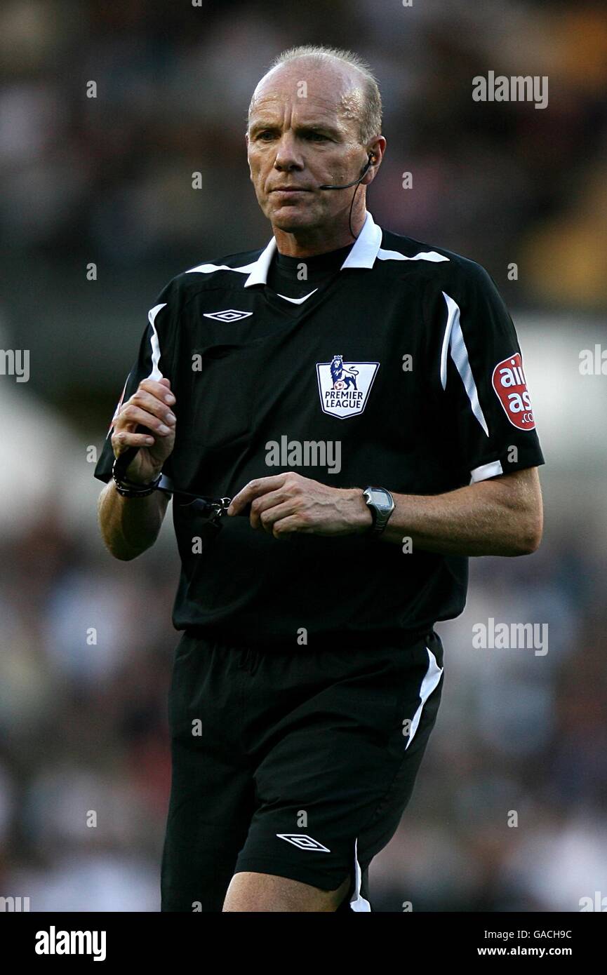 Football referee steve bennett hi-res stock photography and images - Alamy