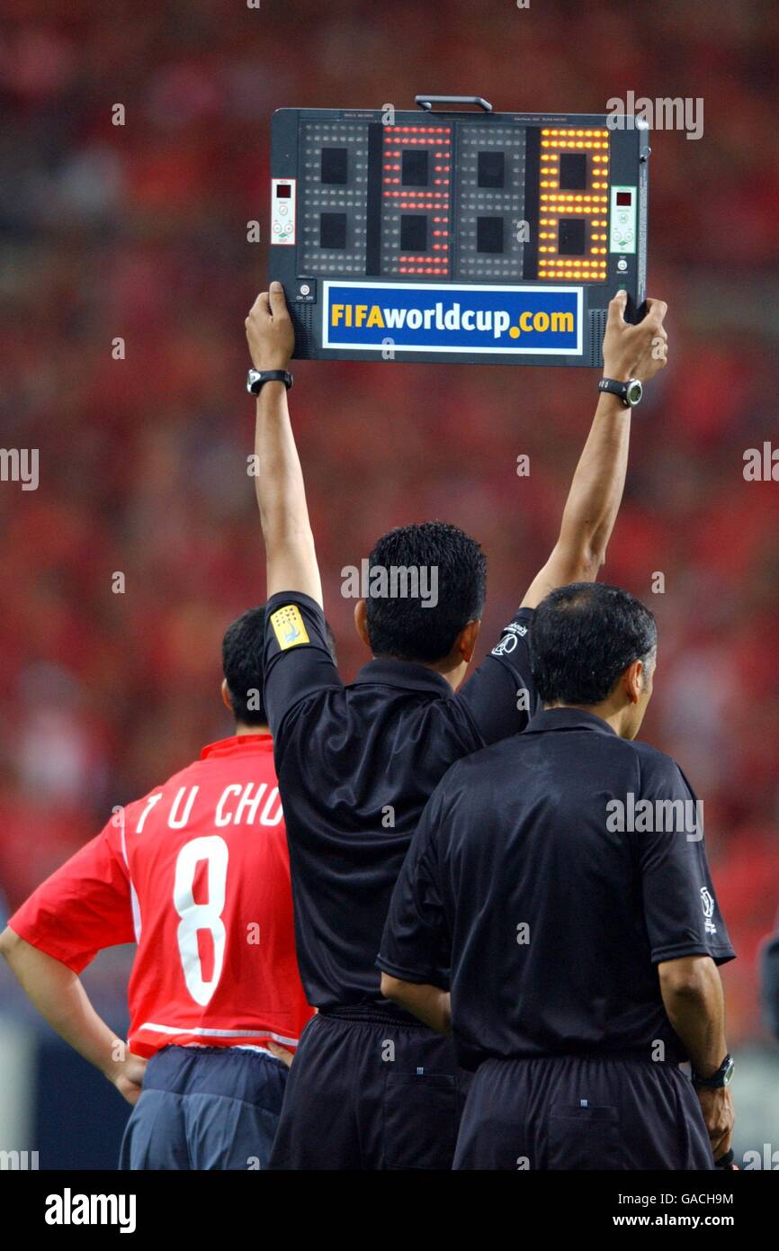 The fourth official Felipe Ramos Rizo puts up the numbers for a Korean ...