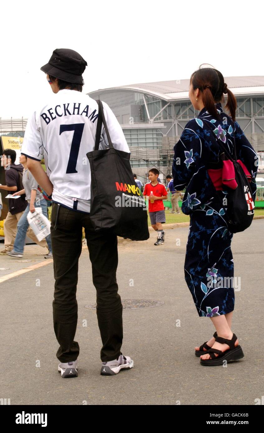 Two Japanese England fans on the way to the Shizuoka Stadium Stock ...