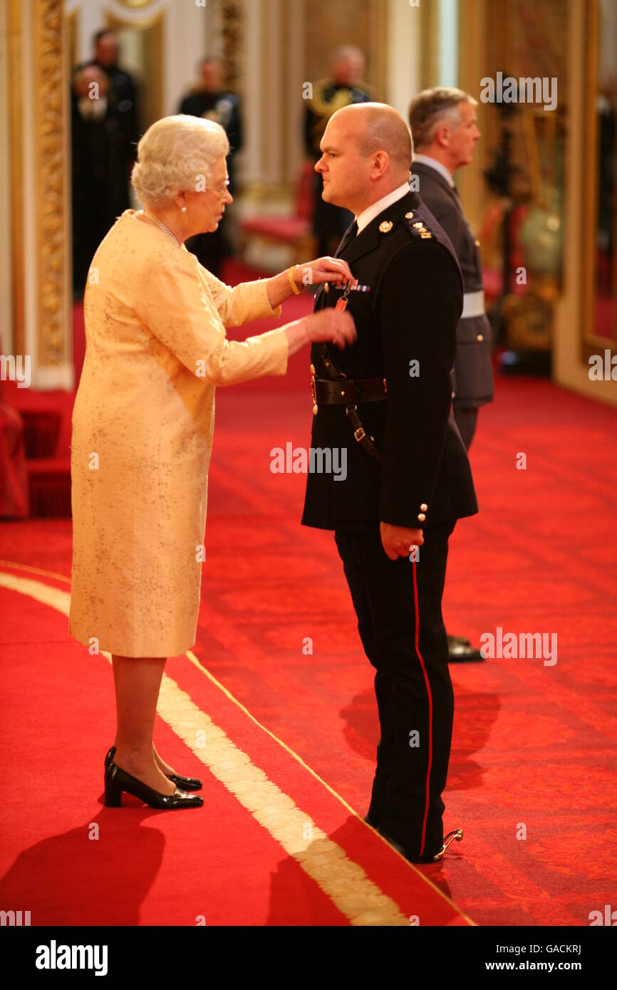 Major Ewen Murchison receives an MBE from The Queen at Buckingham ...