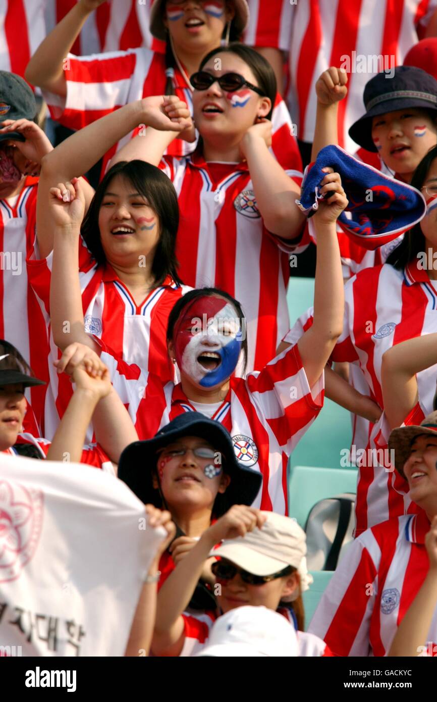 Soccer -FIFA World Cup 2002 - Group B - Spain v Paraguay Stock Photo ...