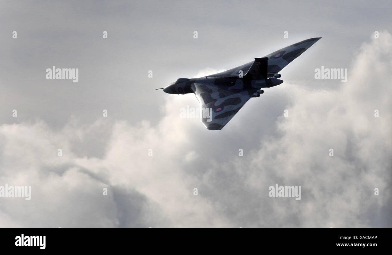 Vulcan bomber takes to the skies Stock Photo - Alamy