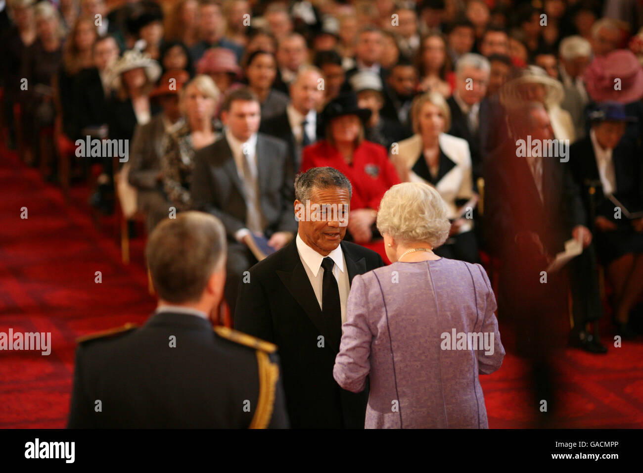Rick wayne made obe queen buckingham palace hi-res stock photography ...