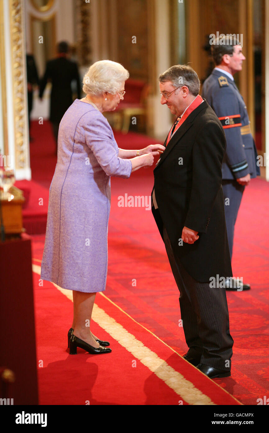 Made cbe by queen buckingham palace hi-res stock photography and images ...