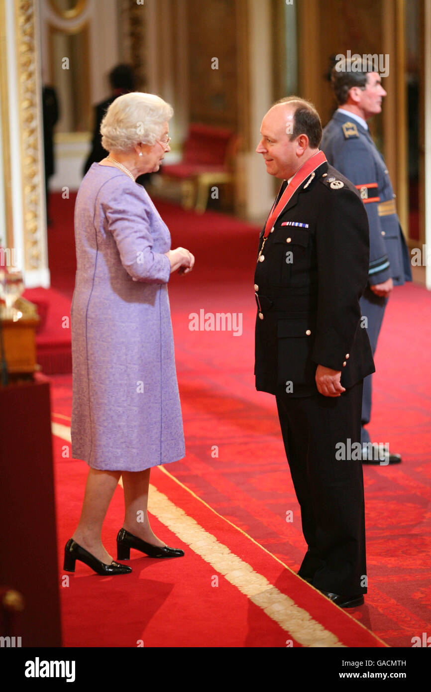 John vine made cbe queen buckingham palace hi-res stock photography and ...