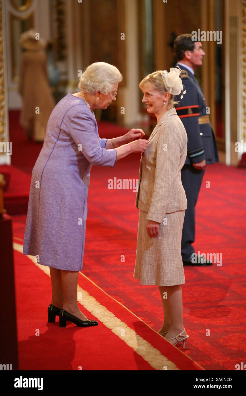 Mrs susan matthews made mbe queen buckingham palace hi-res stock ...