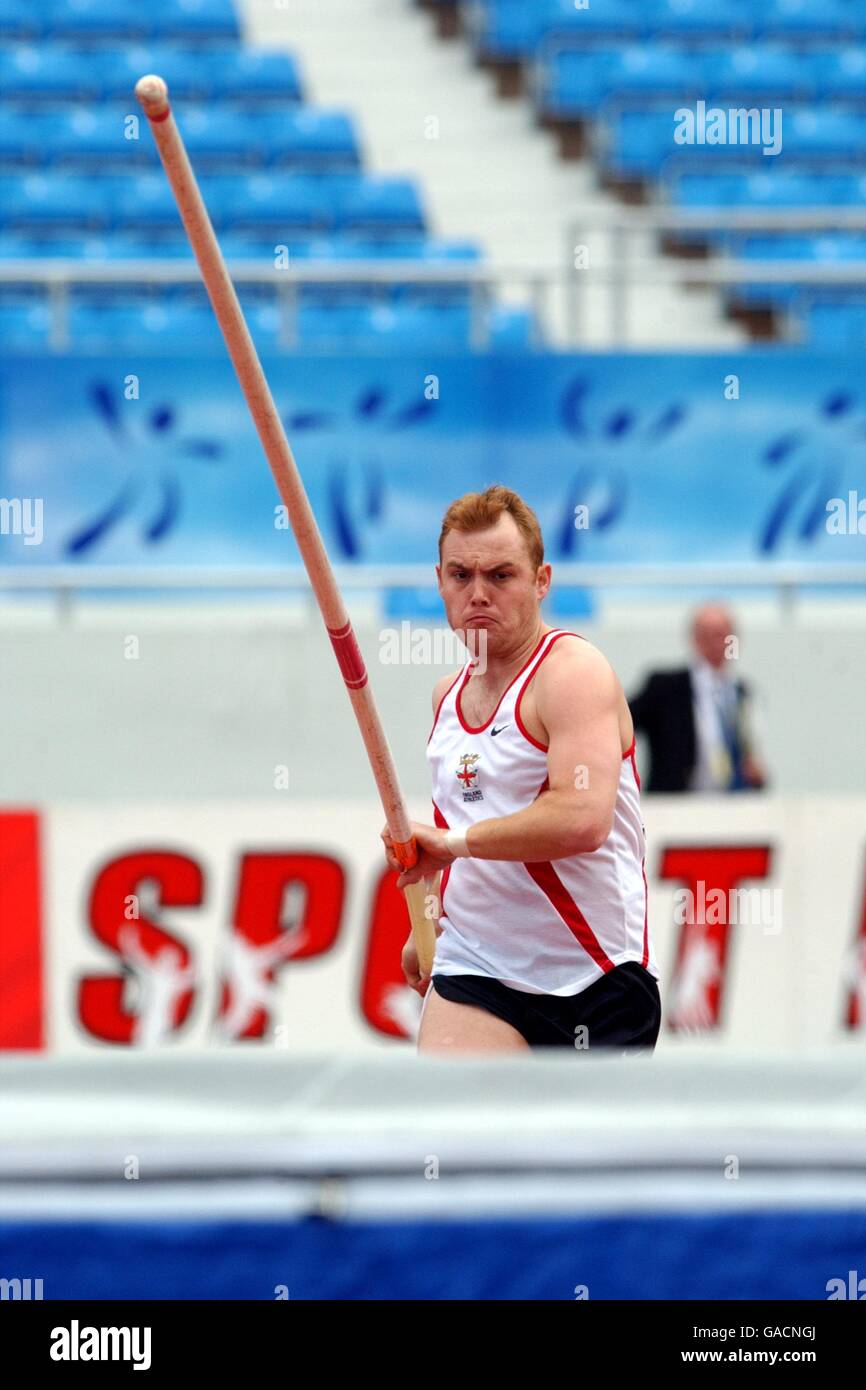 Mark Davis in action in the men's pole vault competition Stock Photo ...