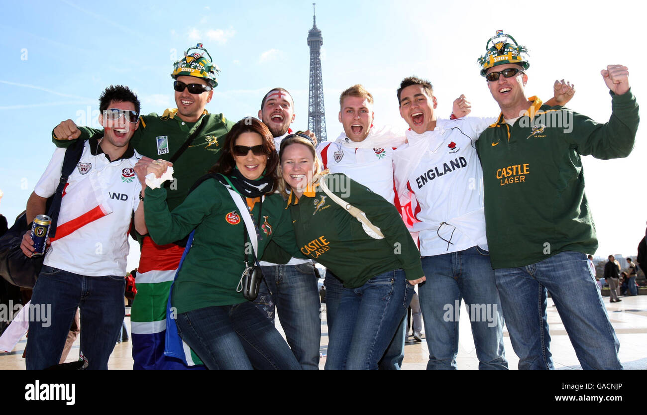 Left right rugby fans pose in front eiffel tower hi-res stock ...
