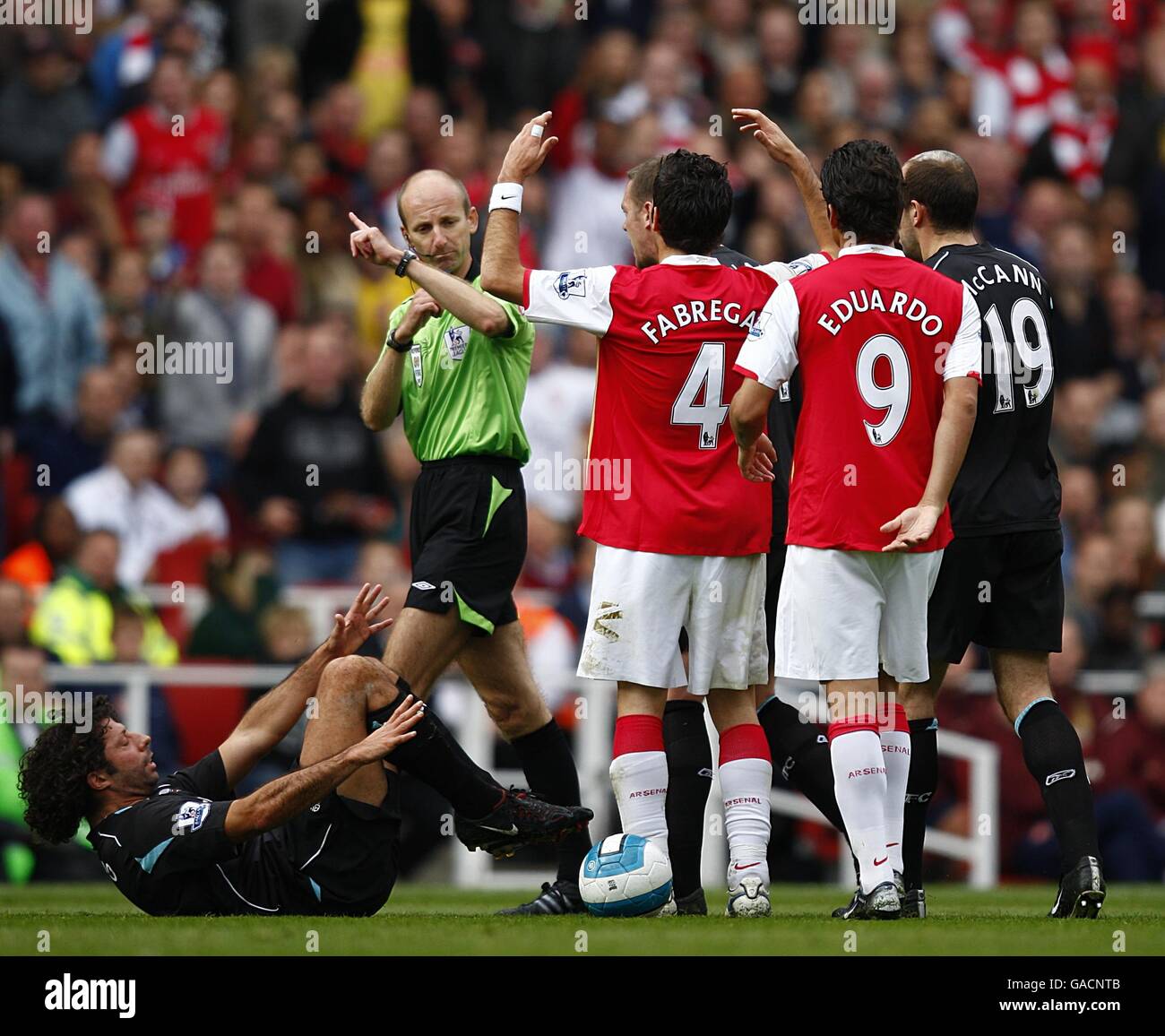 Mike riley premier league referee hi-res stock photography and images ...