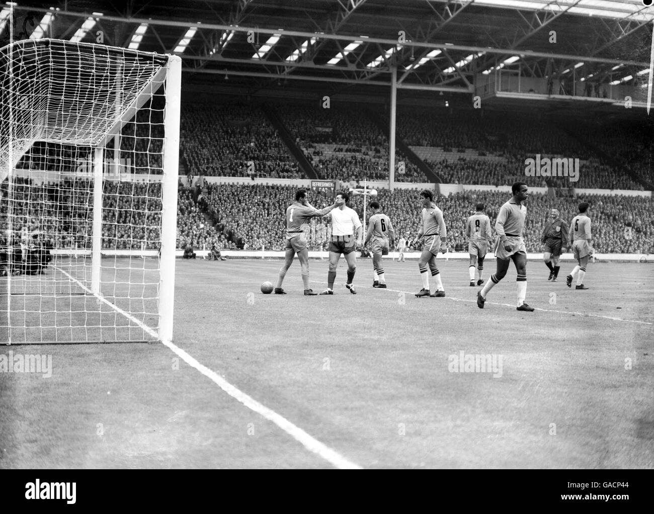 (L-R) Brazil goalkeeper Gilmar and England's Bobby Smith check the ...