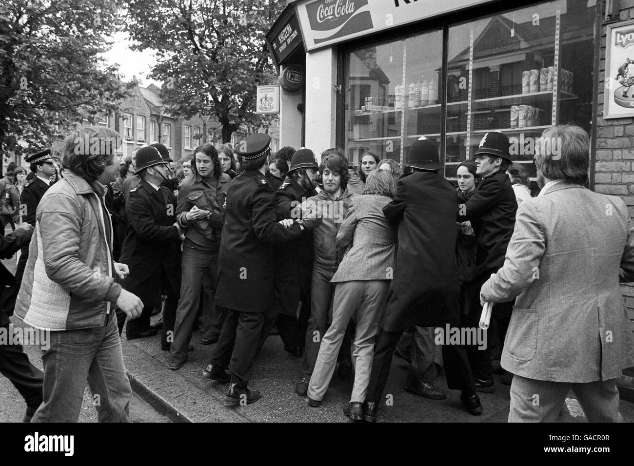 Police pile into a crowd of struggling pickets outside strike hiy ...