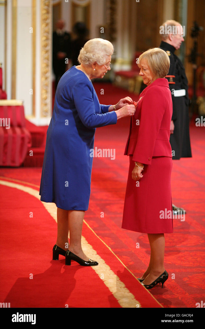 Carol doughty made obe queen buckingham palace hi-res stock photography ...