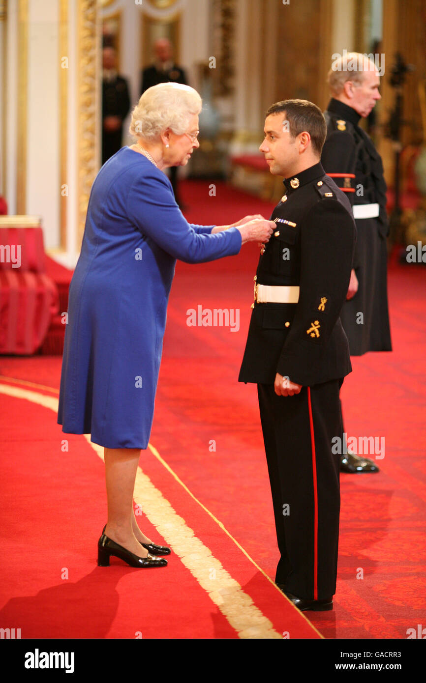 Corporal simon willey receives military cross queen buckingham palace ...