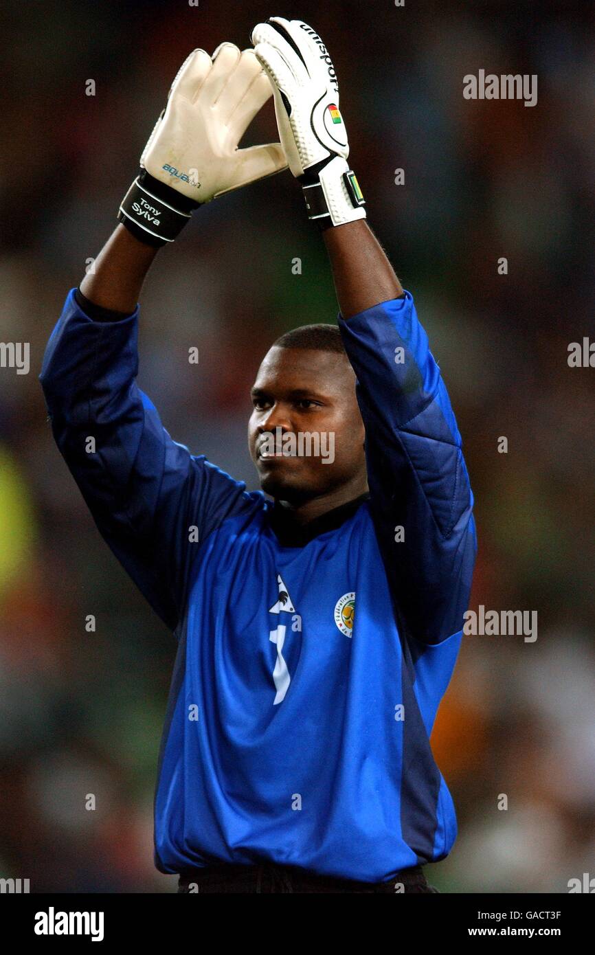 Senegals goalkeeper tony sylva applauds the fans hi-res stock ...