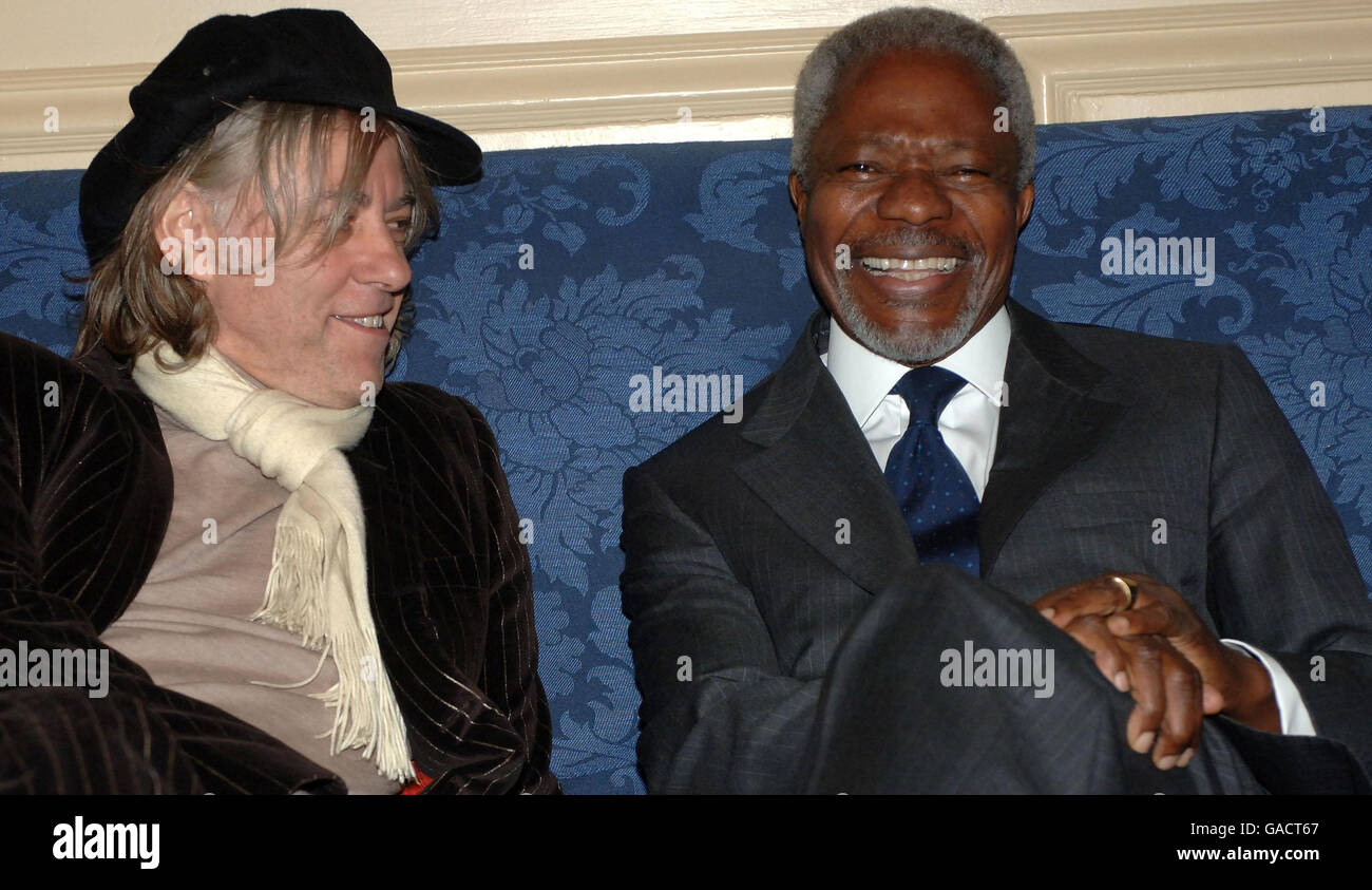 Former UN Secretary General Kofi Annan (right) and Sir Bob Geldof talk ...