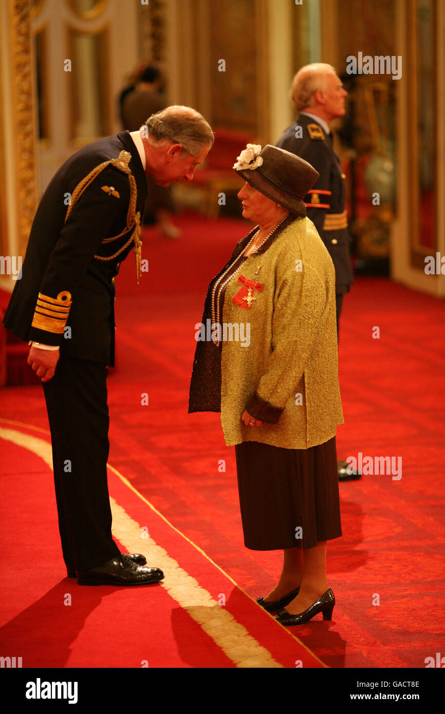 Mrs ann ming made mbe by prince wales buckingham palace hi-res stock ...