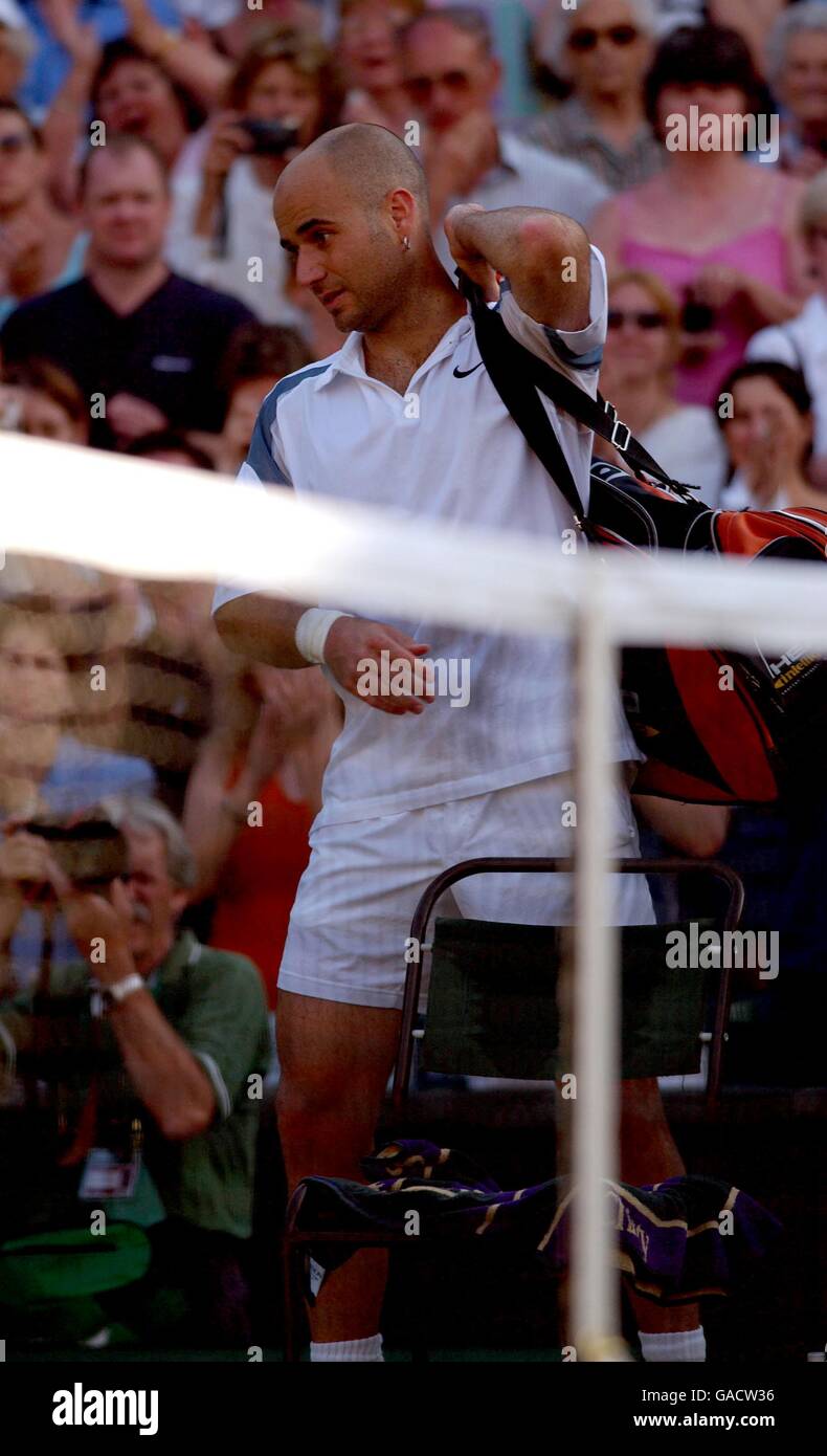 Tennis wimbledon 2002 andre agassi hi-res stock photography and images ...
