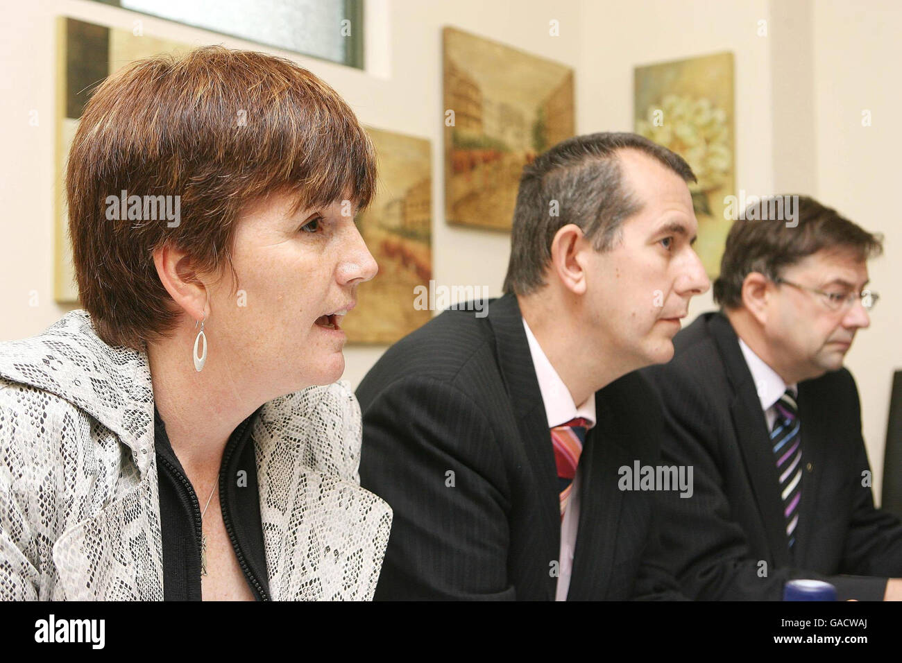 Speaking languages hi-res stock photography and images - Alamy