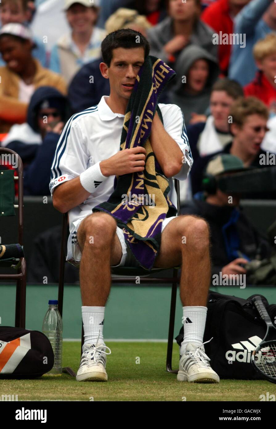 Tennis, Wimbledon 2002, Fourth Round. Tim Henman during a change of ...