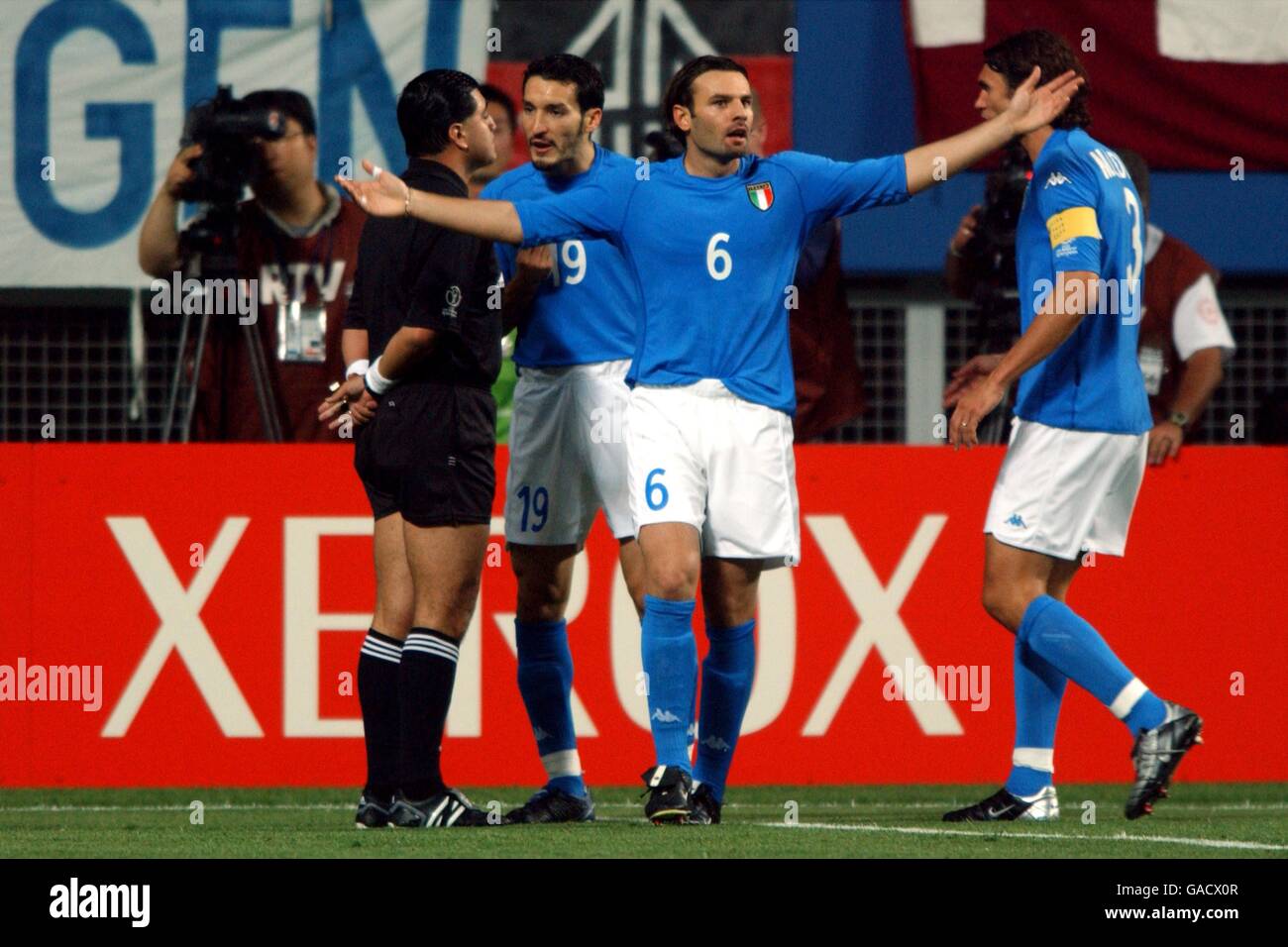 Referee byron moreno hi-res stock photography and images - Alamy