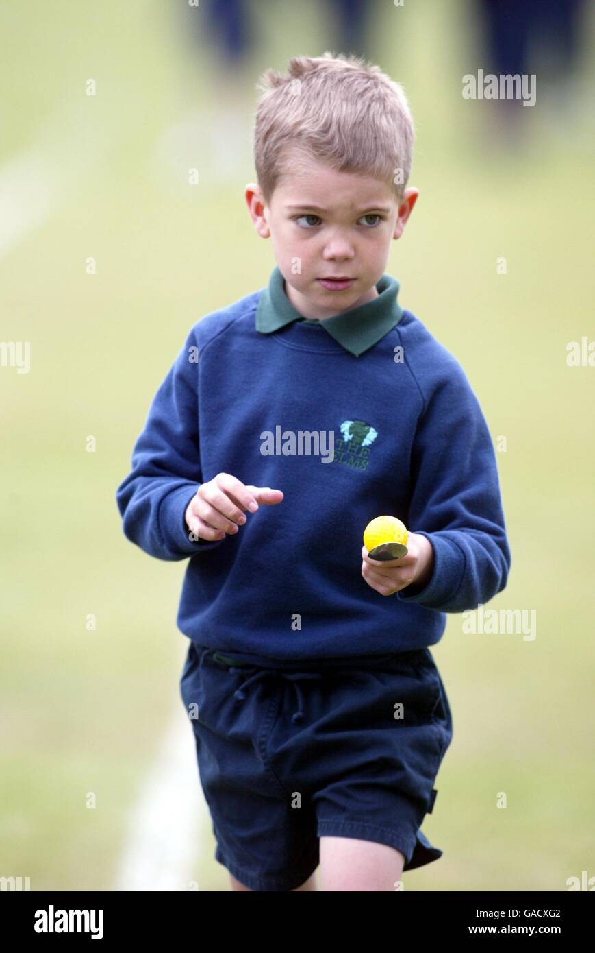School spoon and egg race hi-res stock photography and images - Alamy