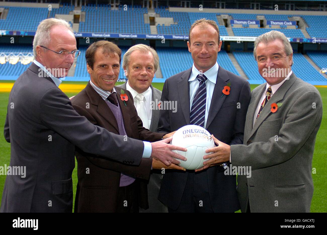 Terry venables england xi and gordon taylor hi-res stock photography ...