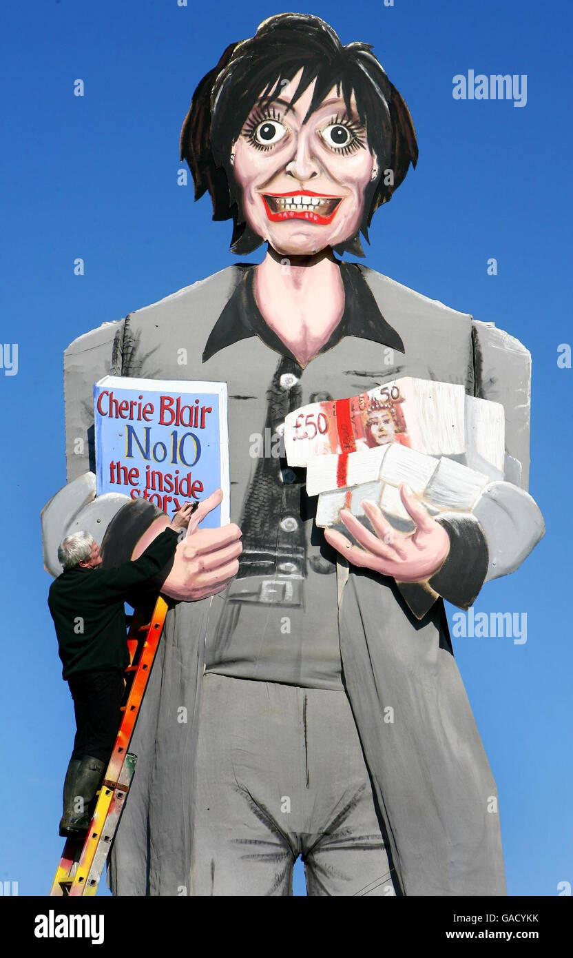 Edenbridge celebrity guy unveiled Stock Photo - Alamy