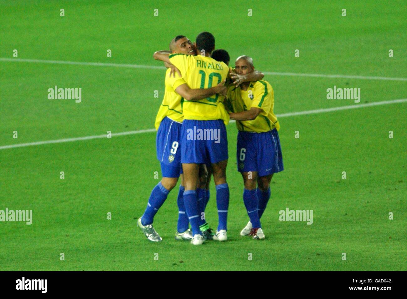 Cafu roberto carlos giving team lead hi-res stock photography and ...