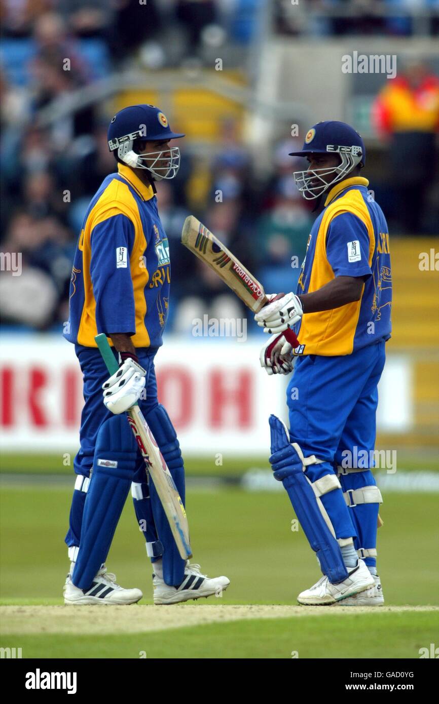Sri lankas marvan atapattu in discussion with jayasuriya hi-res stock ...