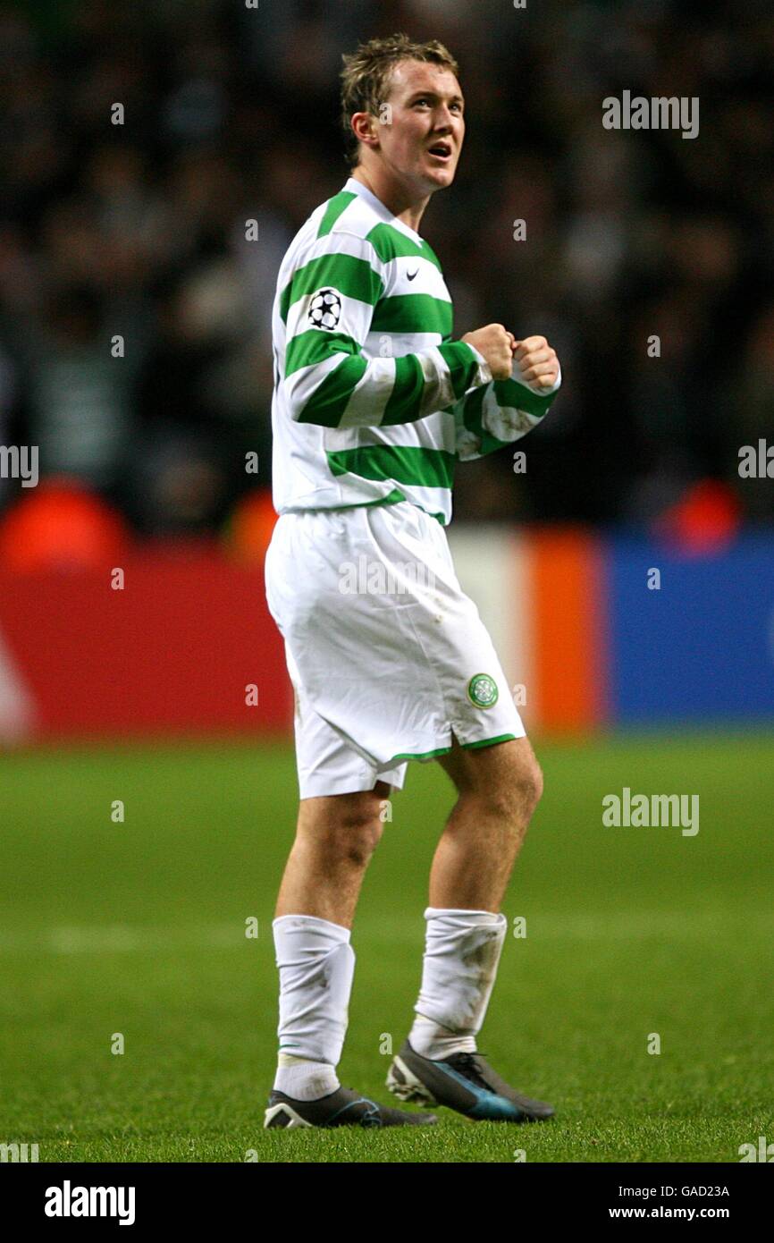 Celtic's Aiden McGeady celebrates after the final whistle Stock Photo ...